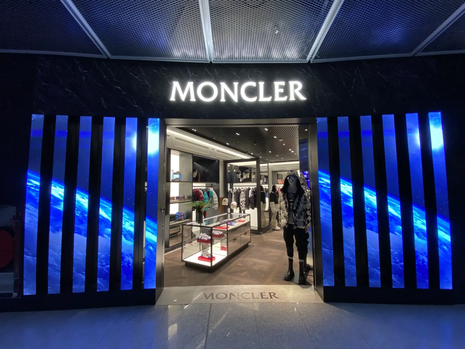 Moncler Frankfurt Airport